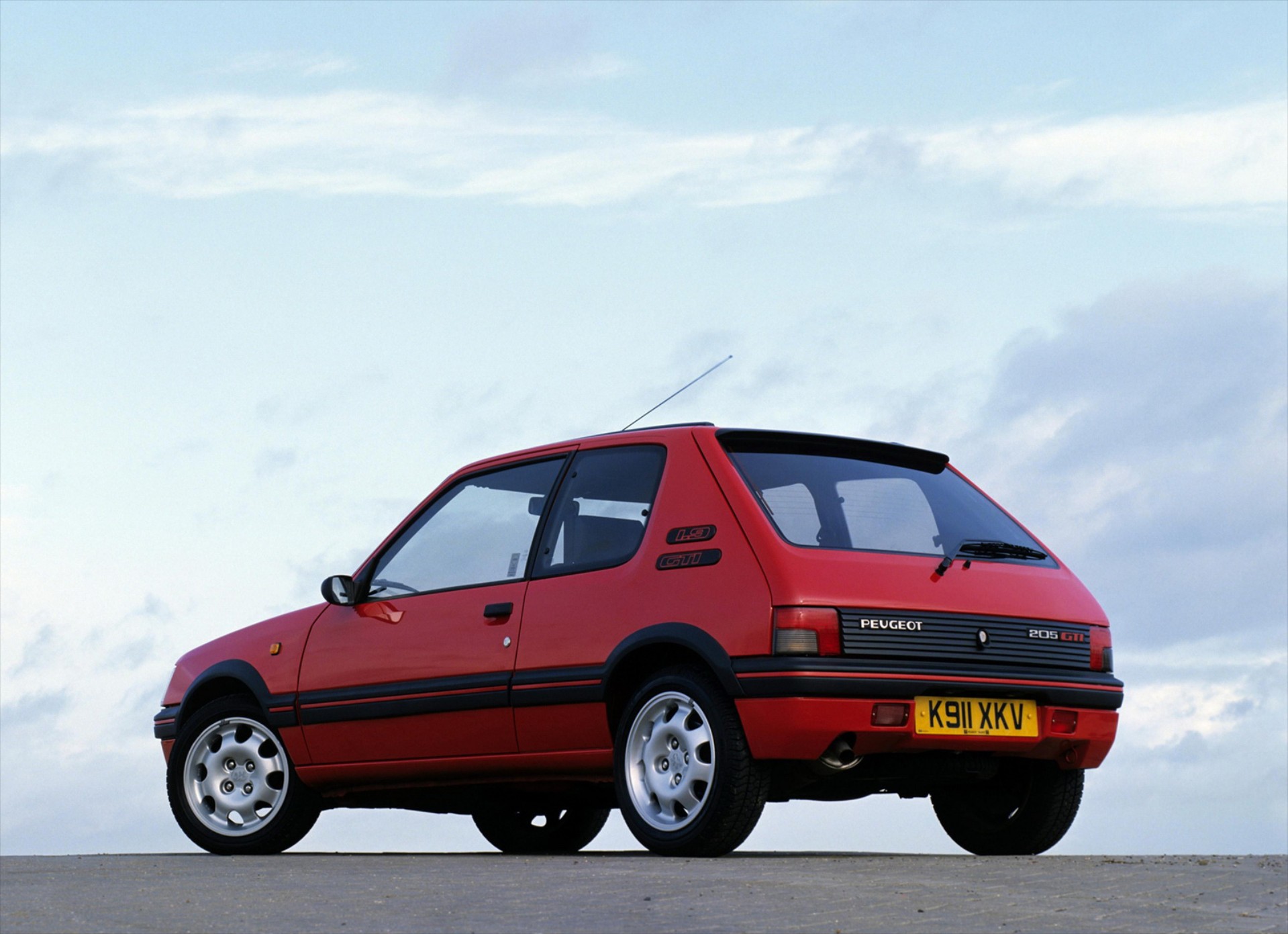 VW Golf GTI & Peugeot 205 GTI - Η αστική τάξη πάει αριστερά! - gocar.gr ...