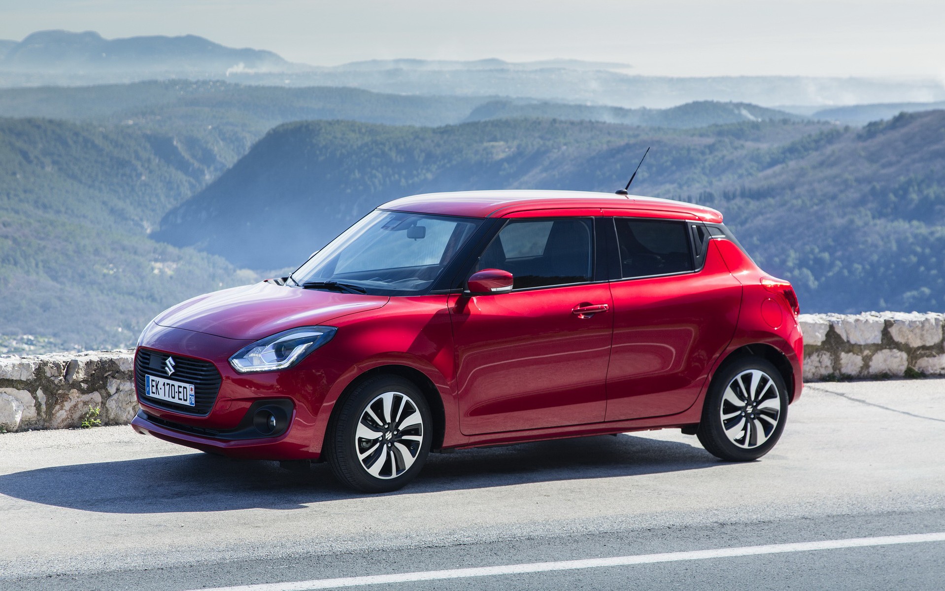 ΟΔΗΓΟΥΜΕ: Νέο Suzuki Swift 1.0 Turbo - Το νέο Swift διατηρεί το νεανικό ...